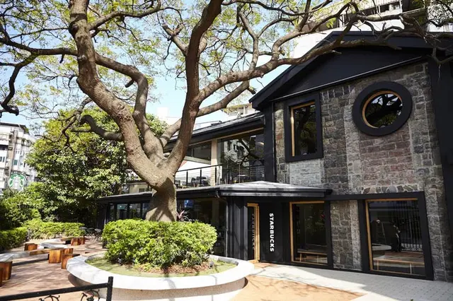 The most beautiful outdoor seating area! The most beautiful Starbucks ...