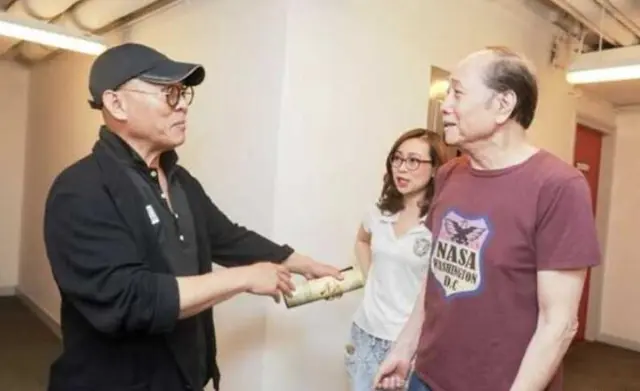 55-year-old Jet Li and his 83-year-old father-in-law took a photo. The ...