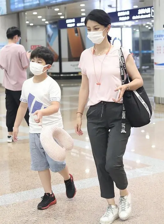 Hu Ke's mother is really competent! Dressed simply and plainly like a ...