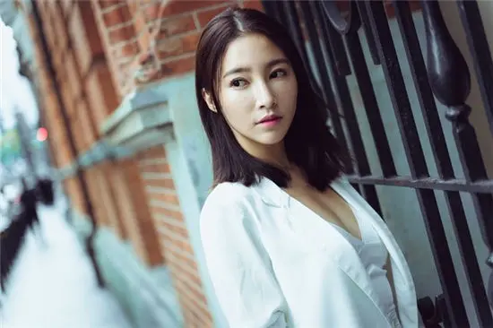 Zhang Jiawei's fashion debut in "Amorous City" This sexy outfit is ...