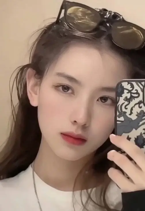 Sun Yining’s old photos were exposed, and she and the female guest of ...