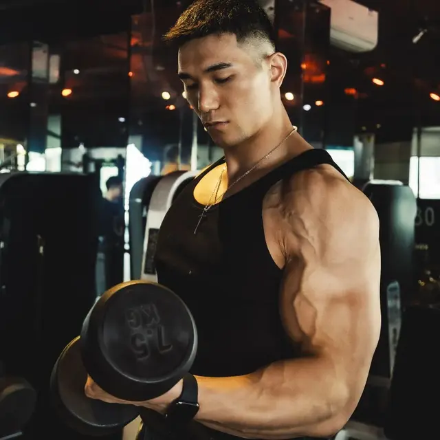 The 193 cm big muscular man, after reading his figure, netizens called ...