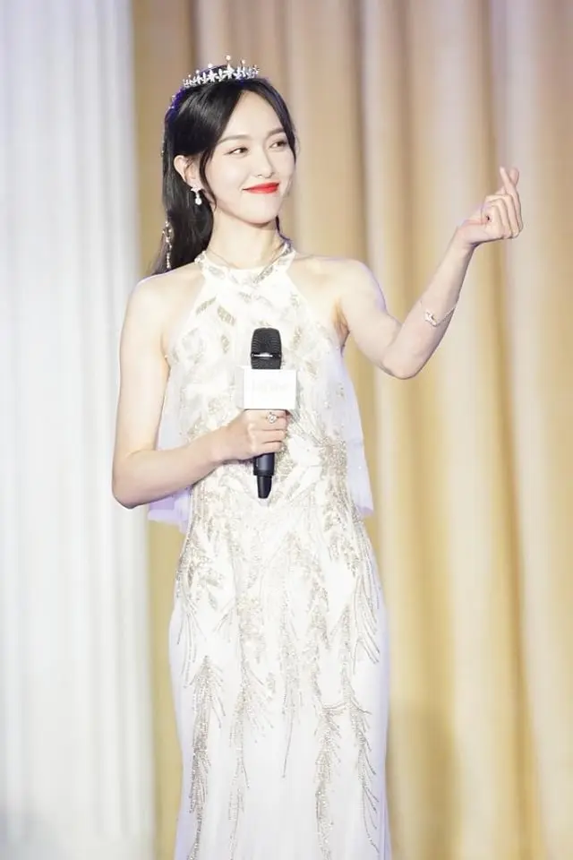 Tang Yan wears a crown on her head and is so extravagant. She wears a ...