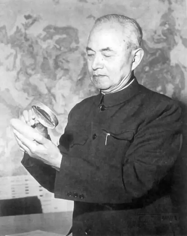 At this time, Li Dazhao and other revolutionary martyrs raised their ...