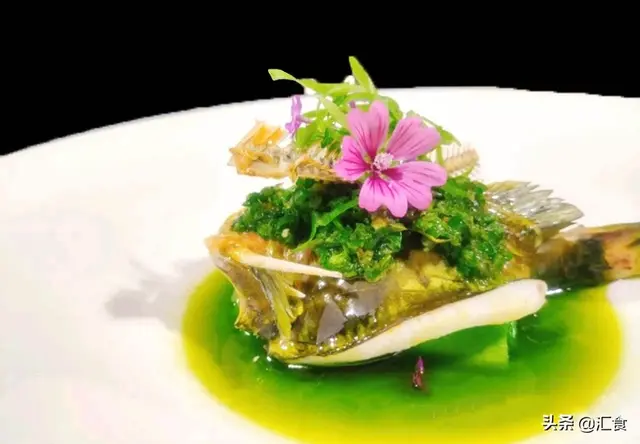 Yellow catfish with green pepper, pork belly with bamboo charcoal ...