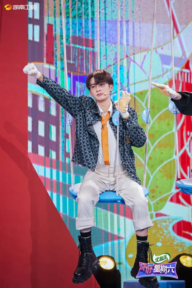 Hunan Satellite TV's "Hello, Saturday" Saturday night at 8:10 with Zhou ...