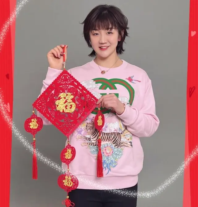 The hairstyle is so cool! Chen Meng's family photo with her parents is ...