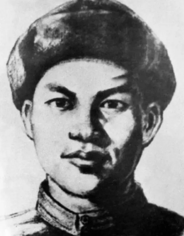 The 87-year-old veteran holds the only photo of Qiu Shaoyun during his ...