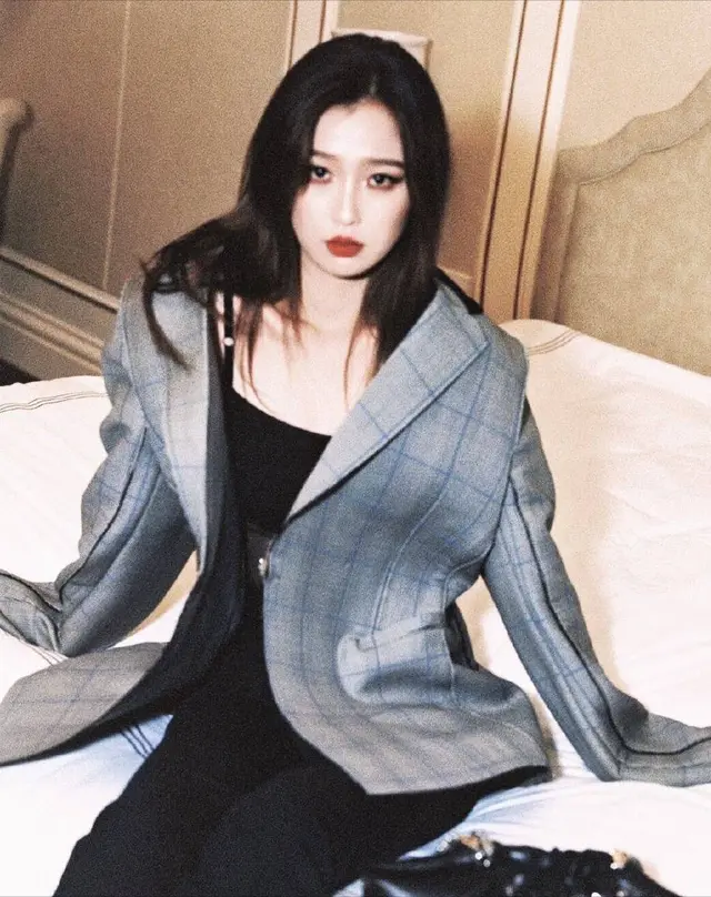 Actress Yu Shuxin takes beautiful selfies, wears a suspender to show ...