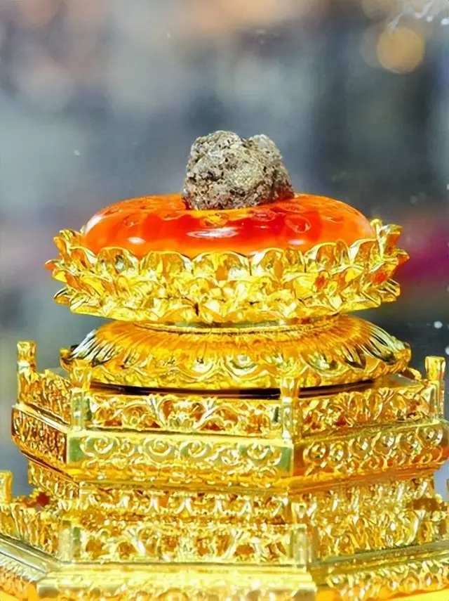 1 It is said that after Sakyamuni Buddha passed away, he left behind ...