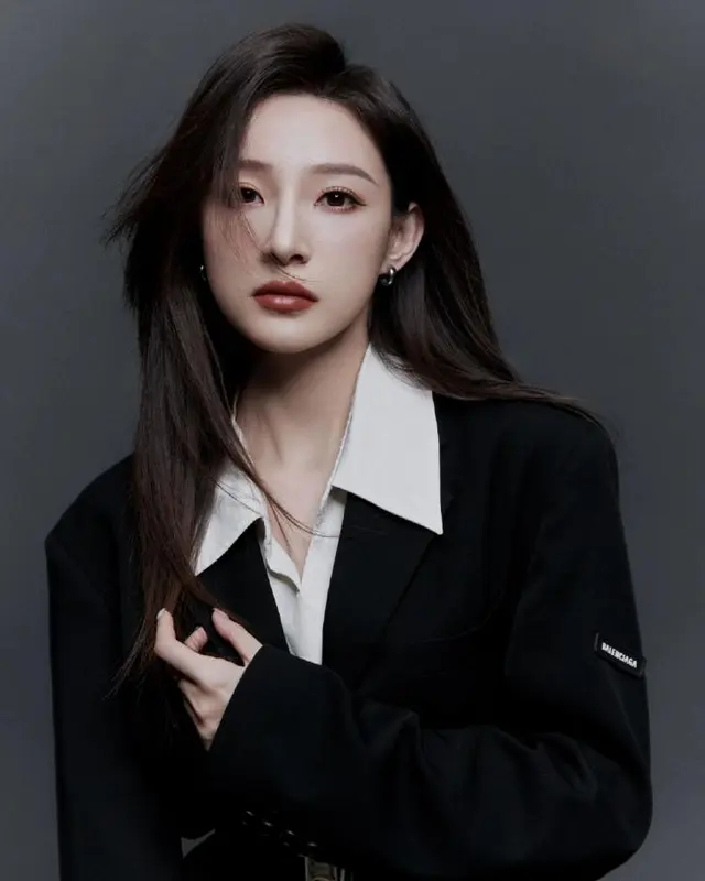 CCTV host Ma Fanshu is beautiful and sassy in a black suit ...