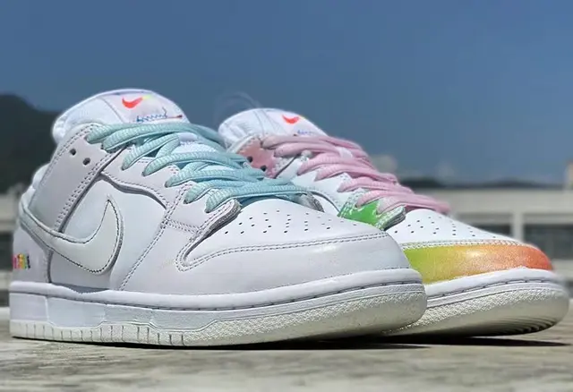Light color change + rainbow gradient! New SB Dunk Low physical map ...