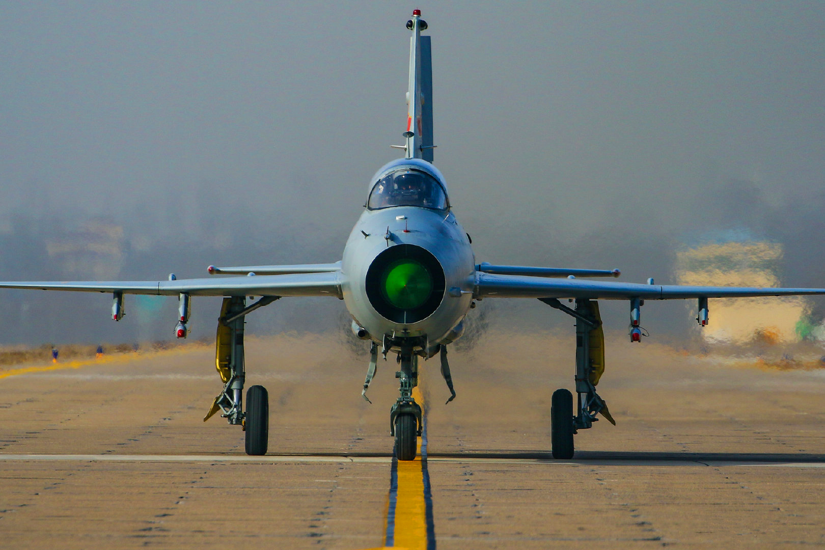 如果说空军继续装备歼7Ⅱ只能算是保持编制的话，那么下图中北部空军某旅装备的歼7G还是具备了相当的实用性。 -6park.com