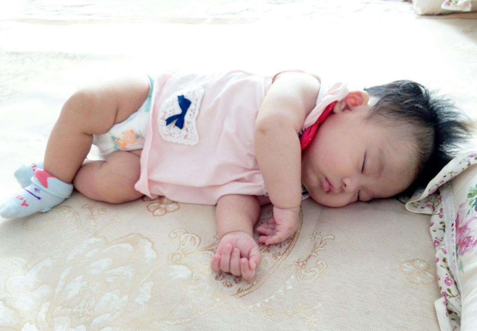 五个月婴儿睡觉滚来滚去（为何宝宝睡觉总是滚来滚去） 幼儿百科 魔术铺